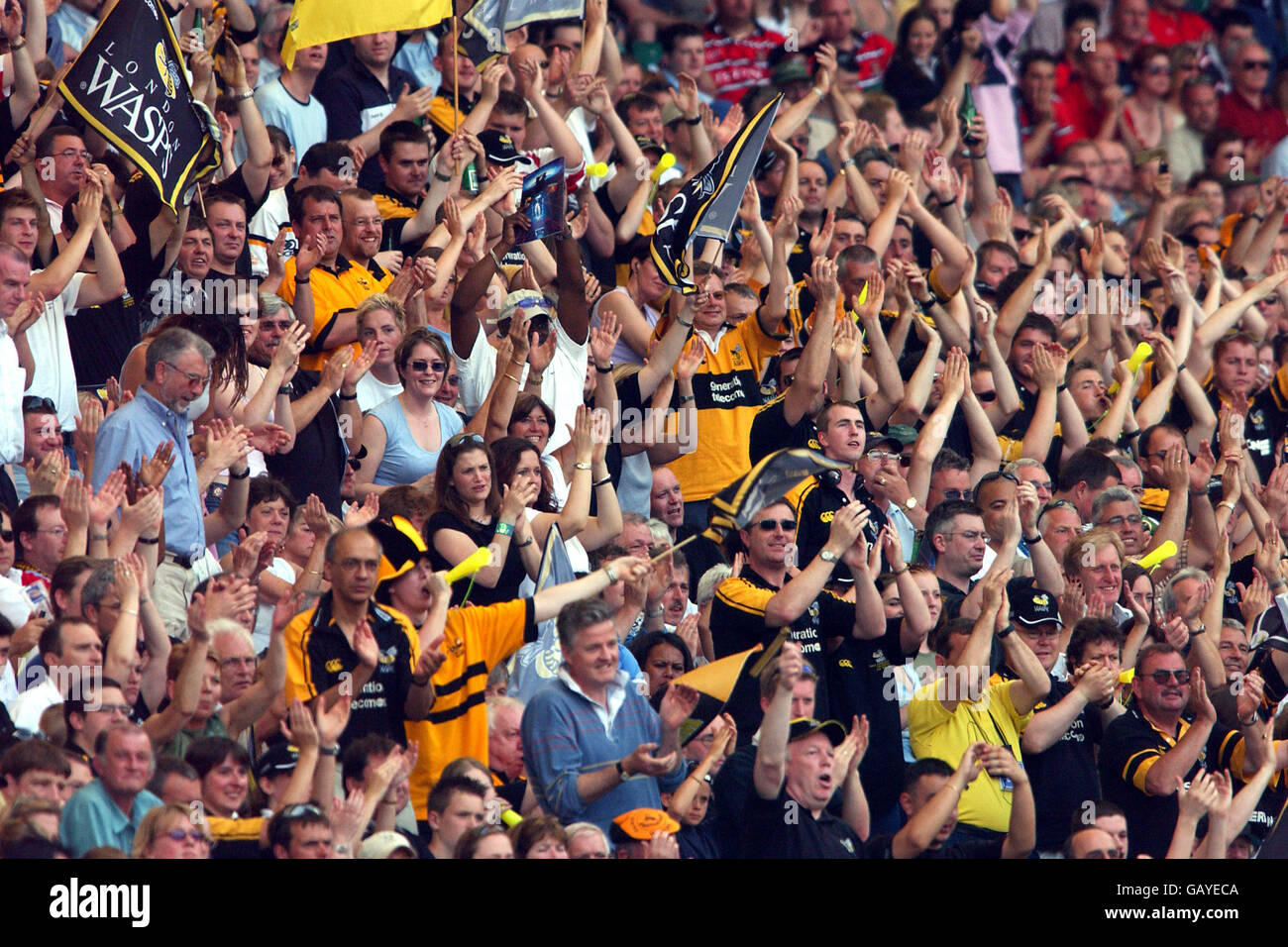 London wasps fans cheer their team onto victory hi-res stock ...