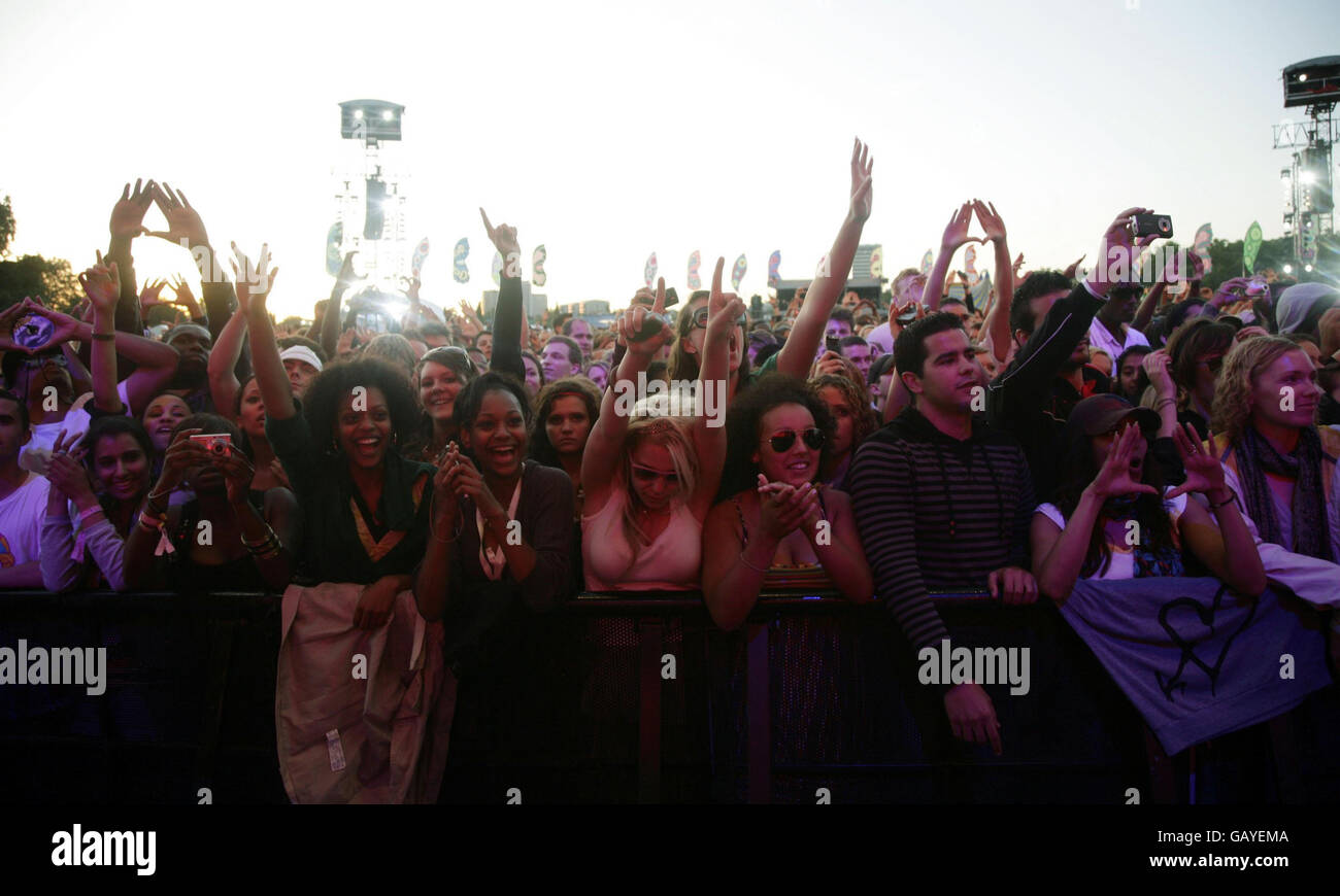 Crowd fans at the o2 wireless festival hi-res stock photography and ...