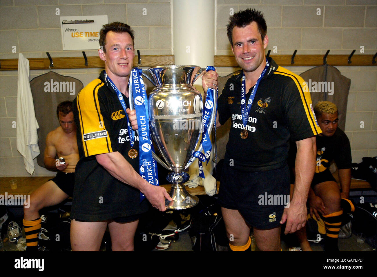 London Wasps' Rob Howley (l) and Kenny Logan celebrate with the Zurich ...