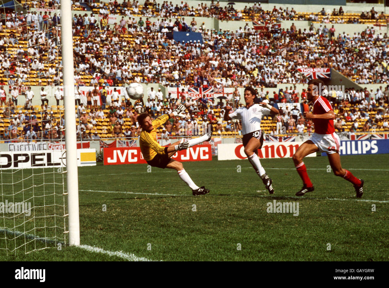 Soccer - FIFA World Cup Mexico 1986 - Group F - England v Poland ...