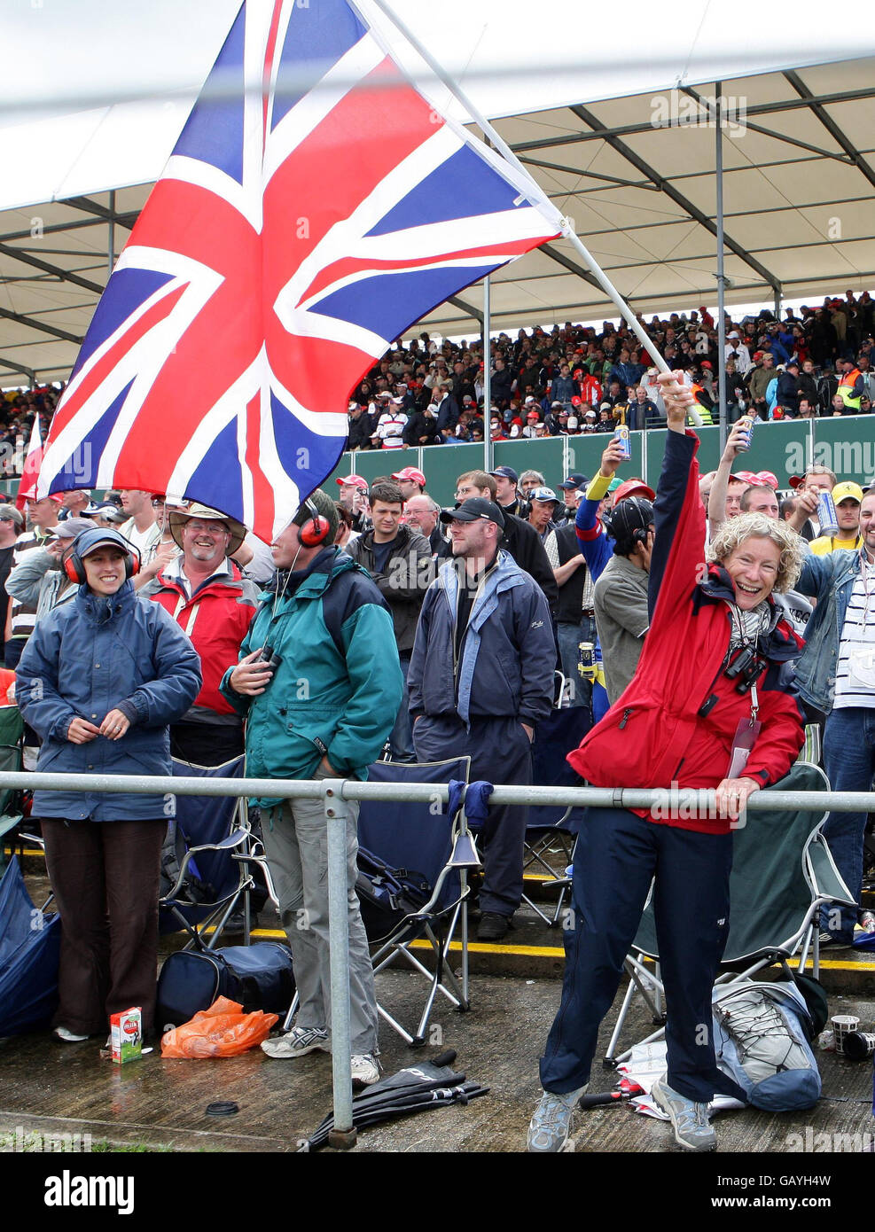 Formula one fans cheering british hi-res stock photography and images ...