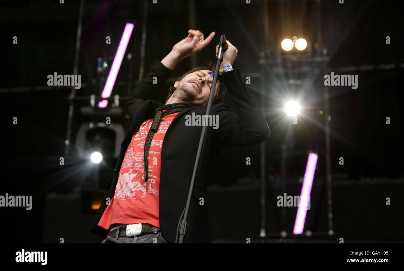 Bernard Fanning of Powderfinger performs on the Main Stage during the ...