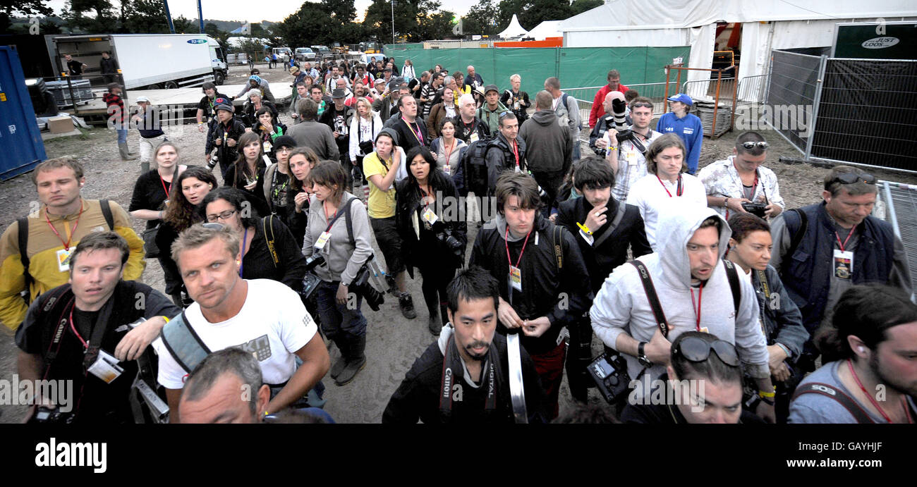 Almost 100 photographers queue up before shooting Amy Winehouse during ...