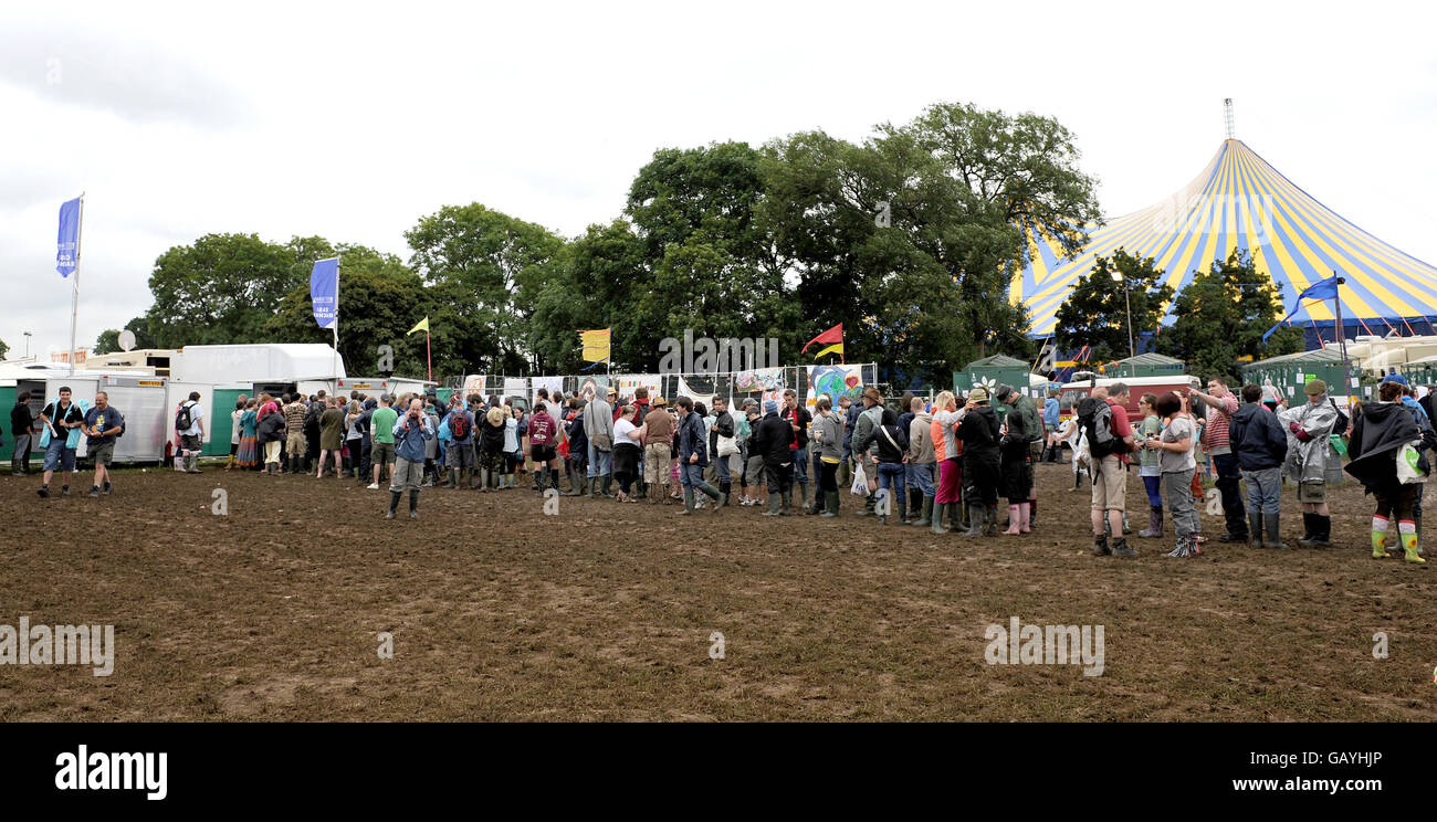 Glastonbury Festival 2008 - Day One. Festival goers queue for a cash ...
