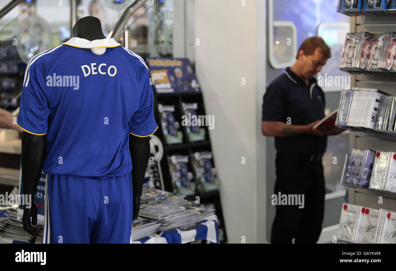 Chelsea Fc Store High Resolution Stock Photography and Images - Alamy