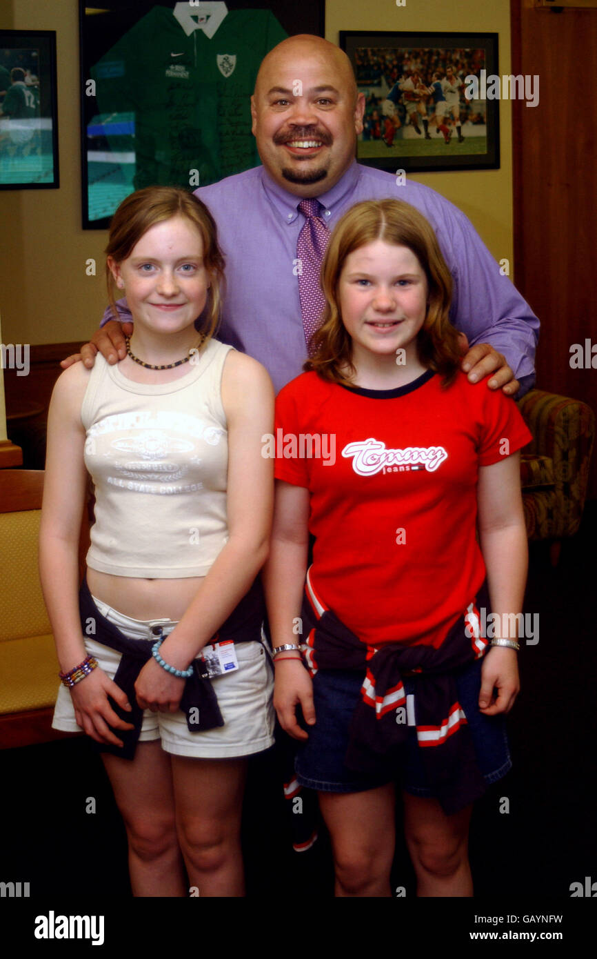 Former England player Gareth Chilcott with some young fans Stock Photo ...