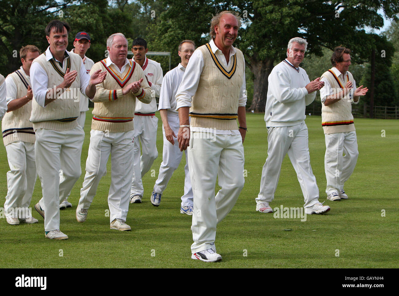 Cricket players shake hands hi-res stock photography and images - Alamy