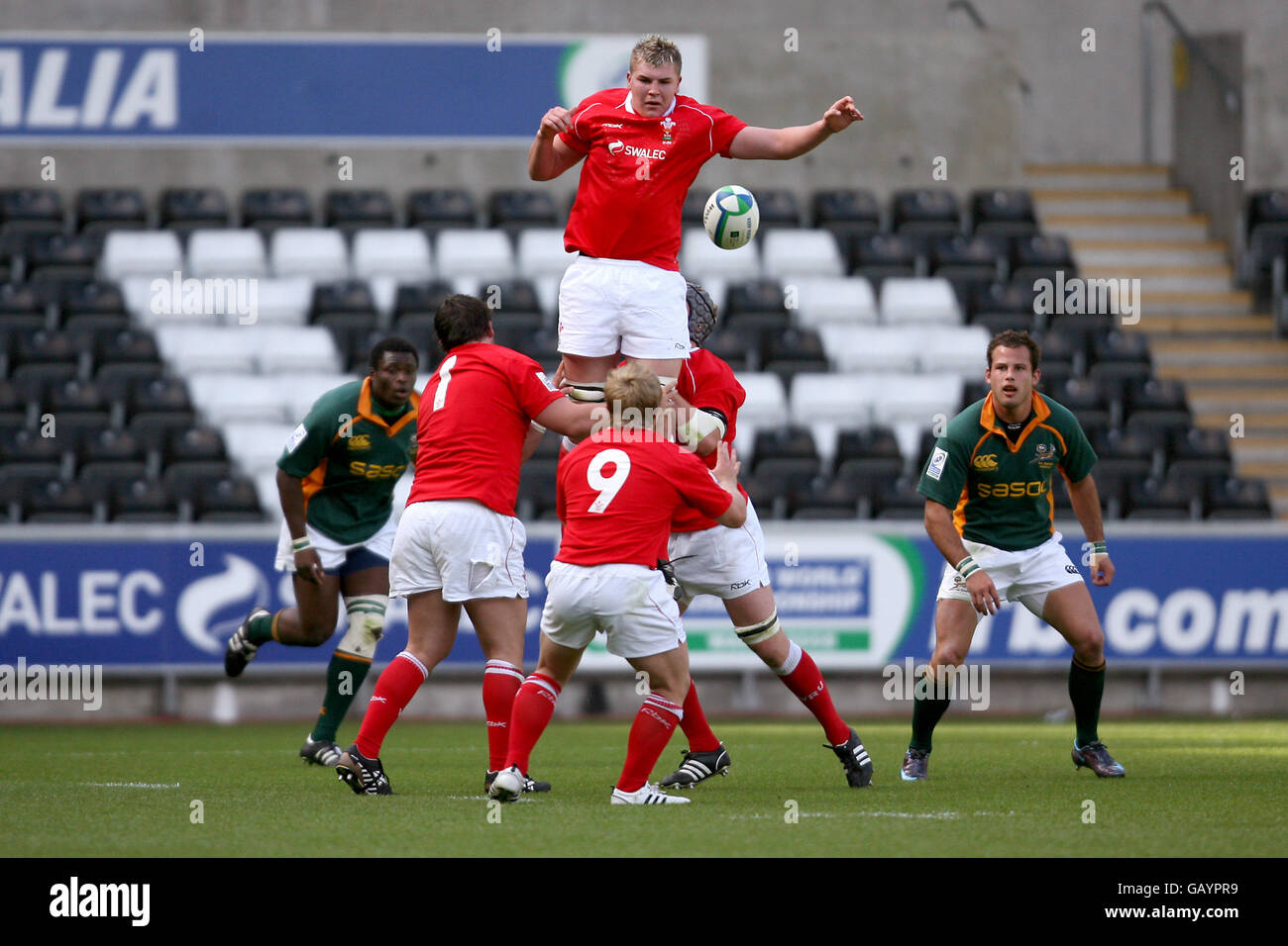 Wales haydn pugh in action hi-res stock photography and images - Alamy