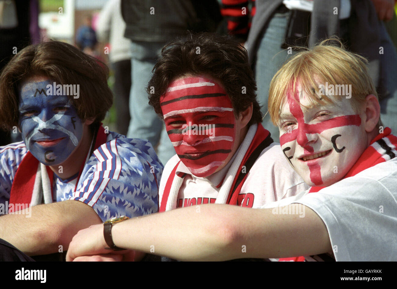 Manchester United fans outside Old Trafford celebrate winning the FA ...