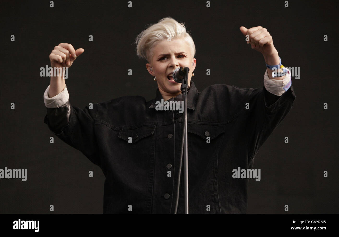 Robyn singer performs hi-res stock photography and images - Alamy