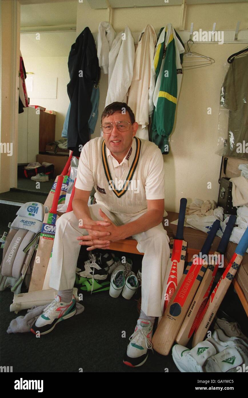 CRICKET. MIKE HENDRICK, NOTTINGHAMSHIRE COUNTY CRICKET CLUB Stock Photo ...