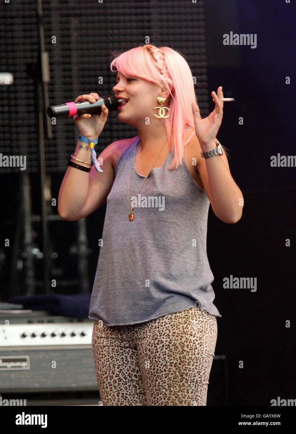 Lily Allen makes a guest appearance on stage during Mark Ronson's set ...