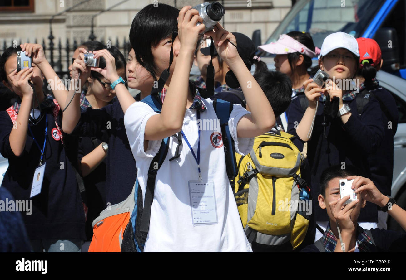 Generic stock picture of tourists in london hi-res stock photography ...
