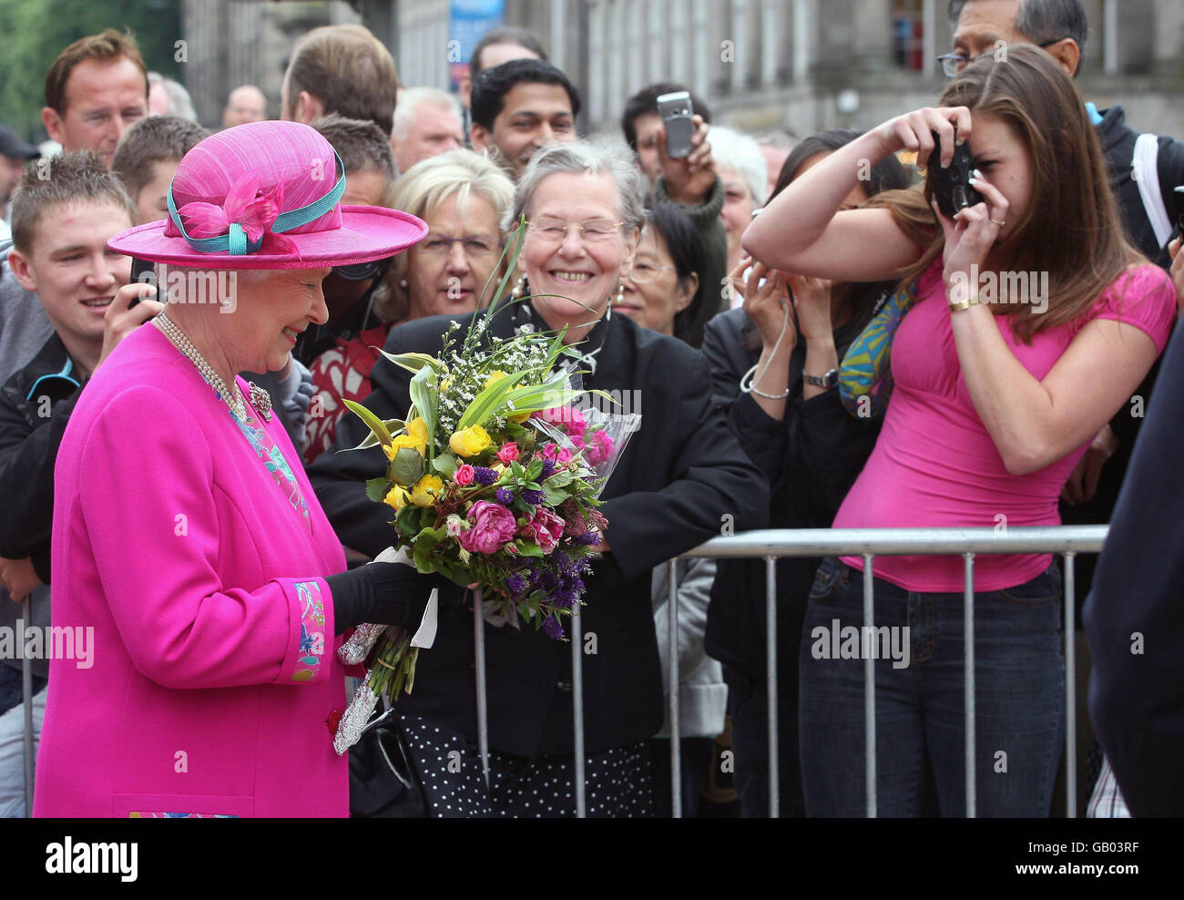 Queen elizabeth ii meets crowd formally opens scotlandspeople centre hi ...
