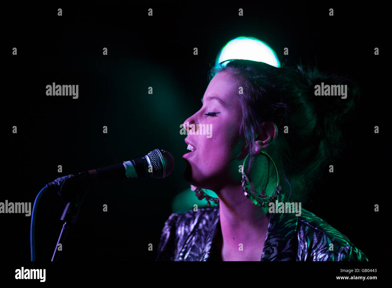 Female vocalist hi-res stock photography and images - Alamy
