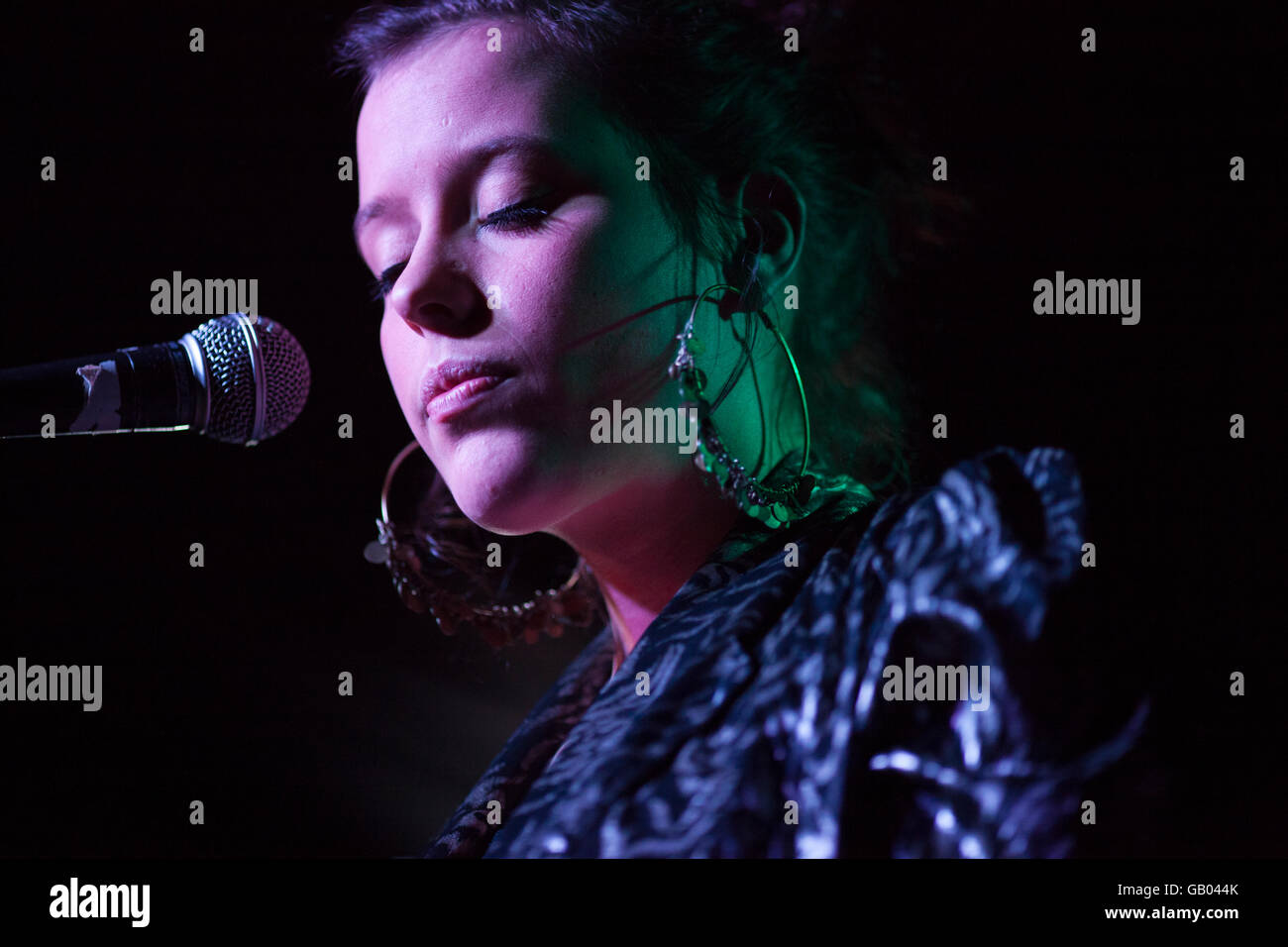 Female vocalist hi-res stock photography and images - Alamy