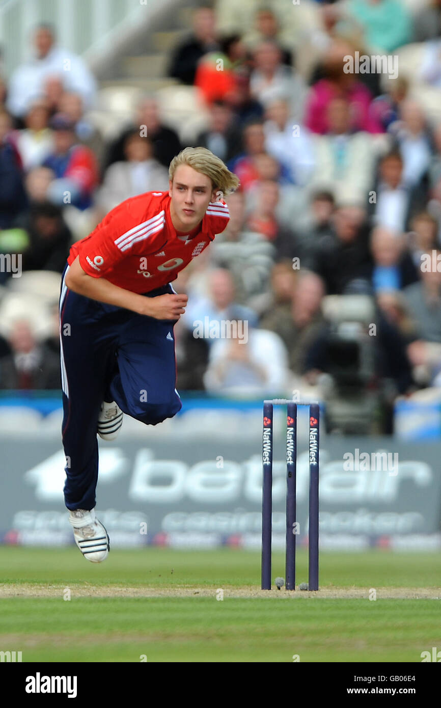 Stuart broad of england bowls hi-res stock photography and images - Alamy