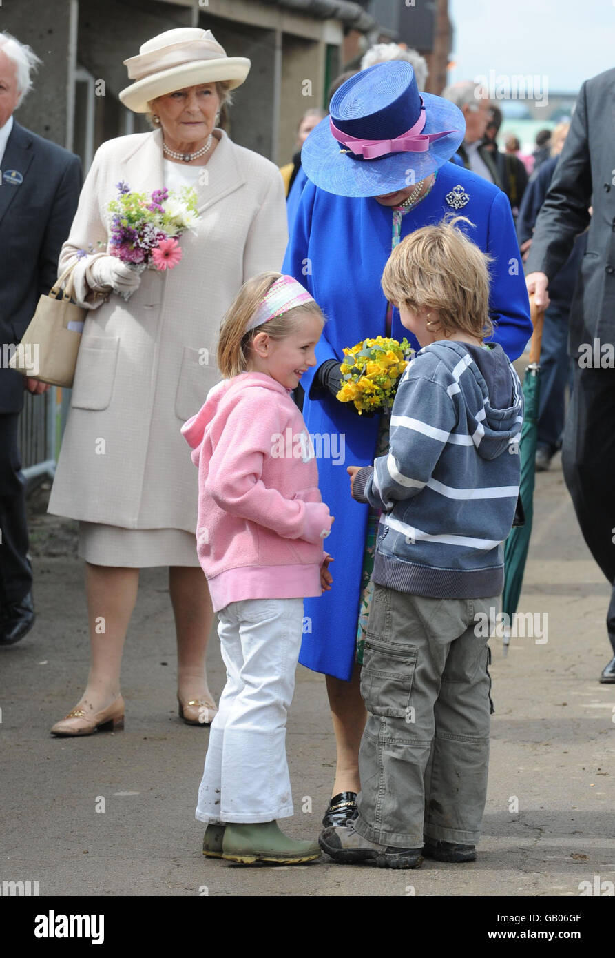 Queen holding flower hi-res stock photography and images - Alamy