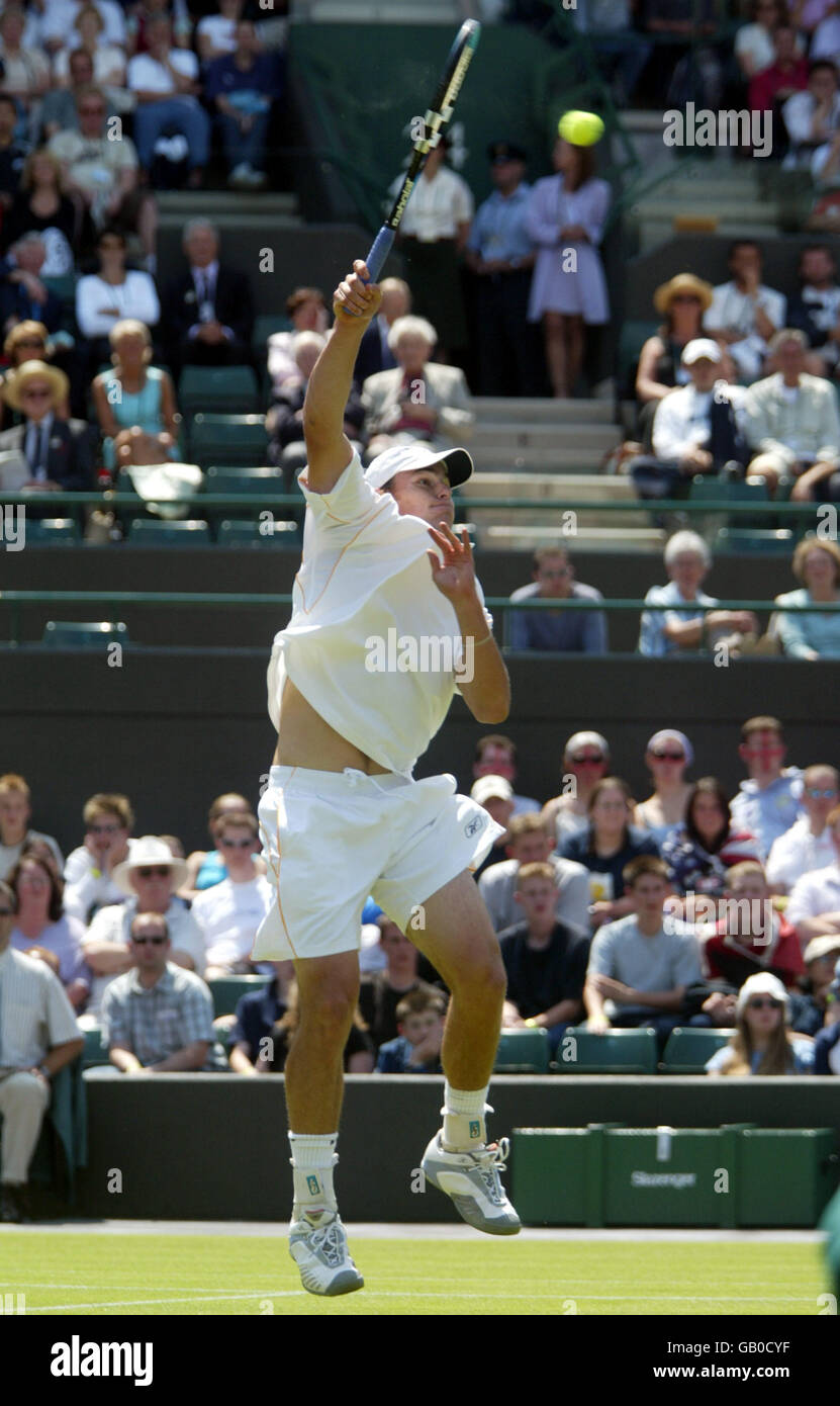 Andy Roddick powers to victory over David Sanguinetti Stock Photo - Alamy