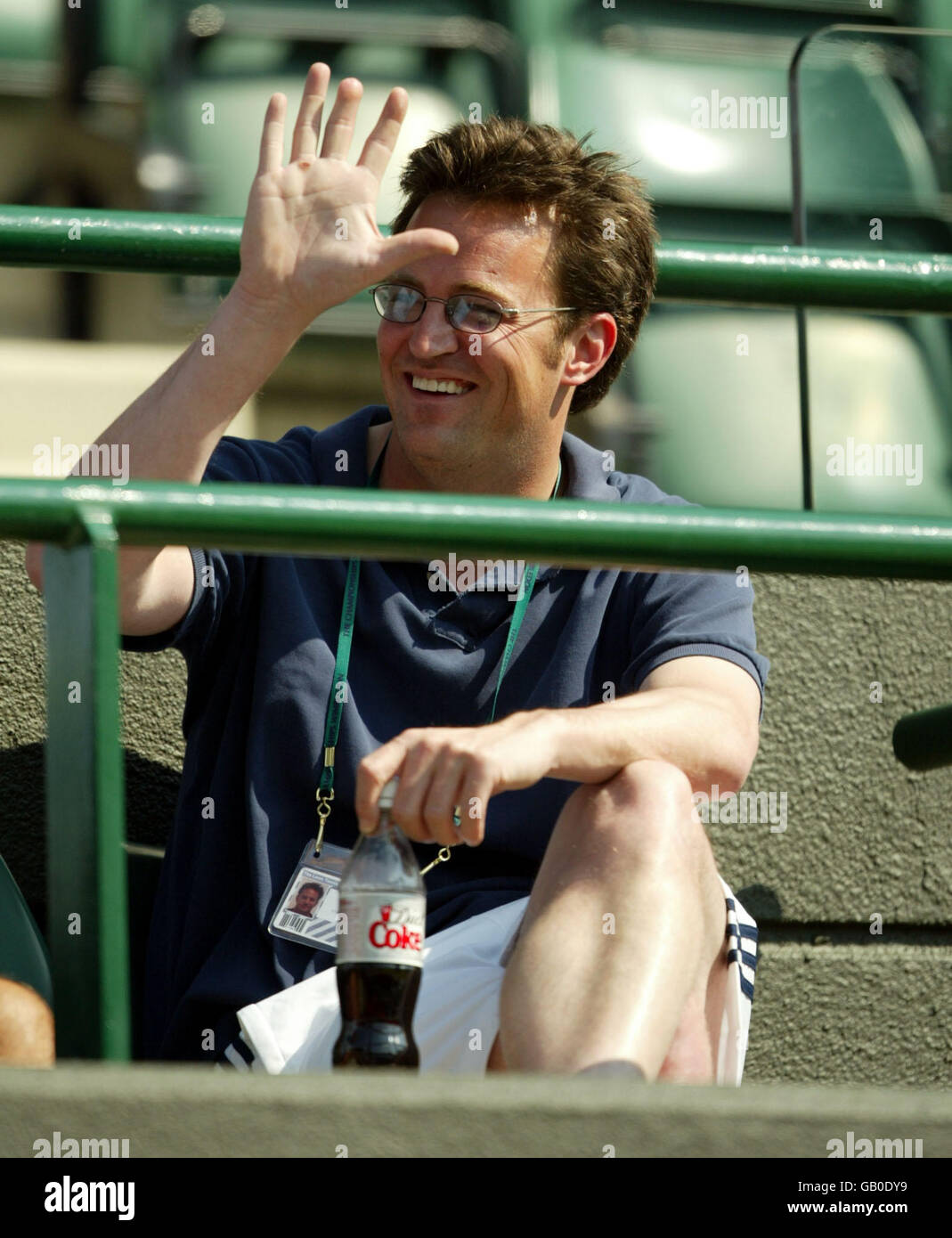 Actor matthew perry watches jennifer hi-res stock photography and ...