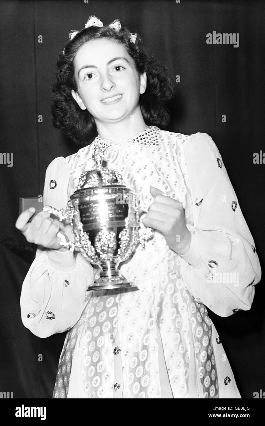 Women's skating Black and White Stock Photos & Images - Alamy