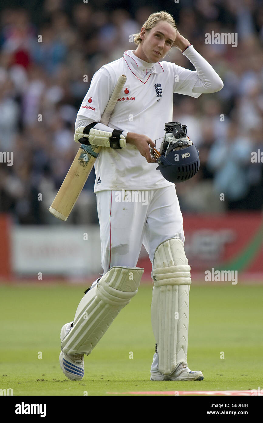 Stuart broad bats hi-res stock photography and images - Alamy