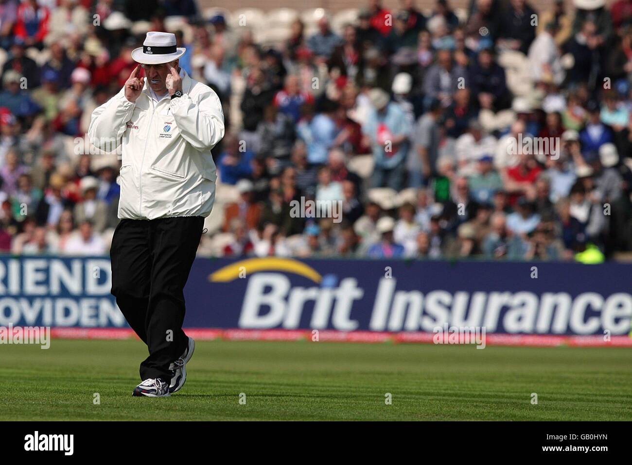 Umpire Darrell Hair walks out to the middle pre-match Stock Photo - Alamy