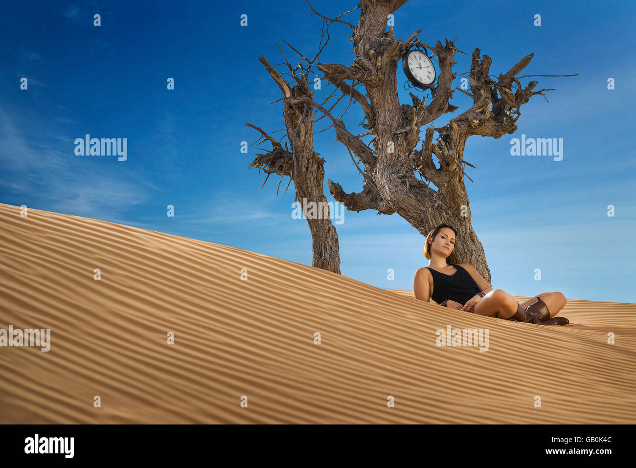 Waiting under clock hi-res stock photography and images - Alamy