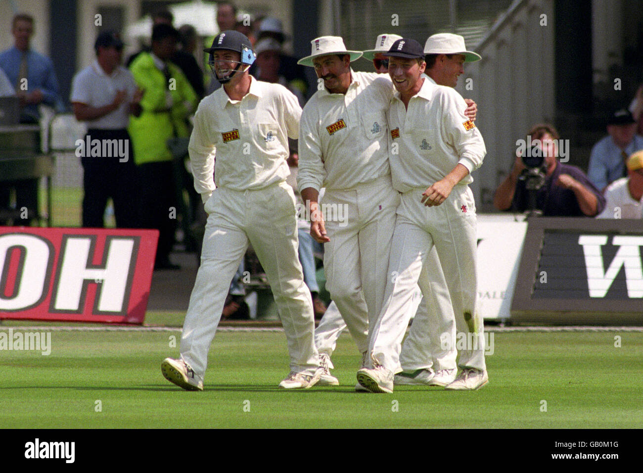 (l-r) England's John Crawley, Graham Gooch and Mike Atherton celebrate ...