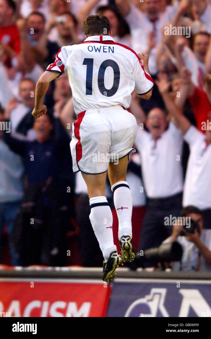 Euro 2004 euro2004 euro 2004 football mid air jump hi-res stock ...