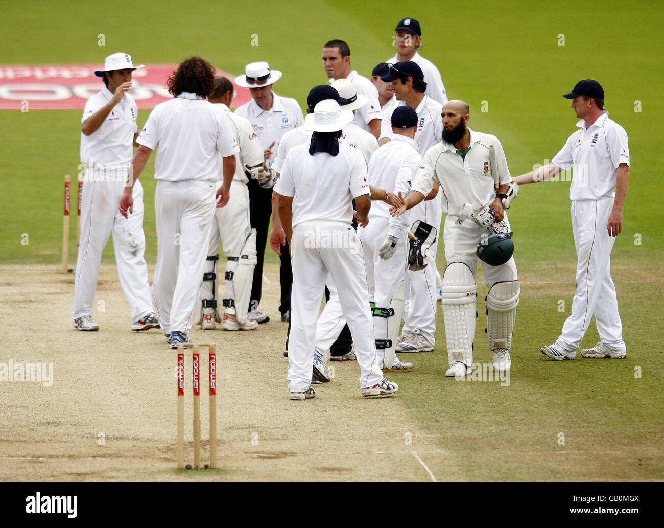 Cricket players shake hands hi-res stock photography and images - Alamy
