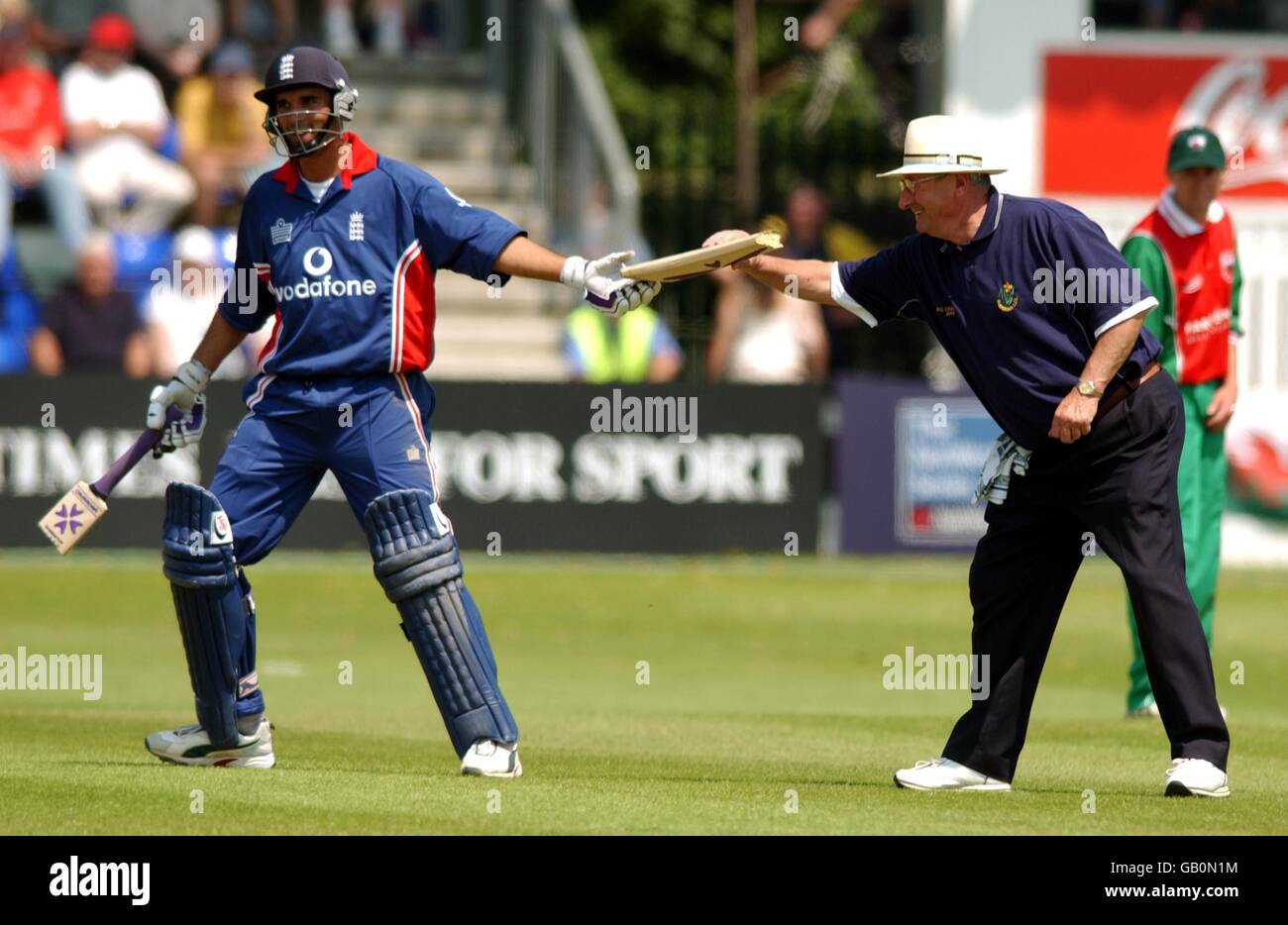 Cricket umpire challenge hi-res stock photography and images - Alamy