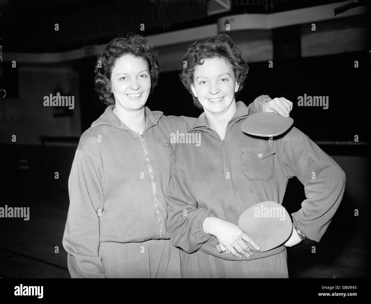 British twin sisters diane l and rosalind r rowe hi-res stock ...