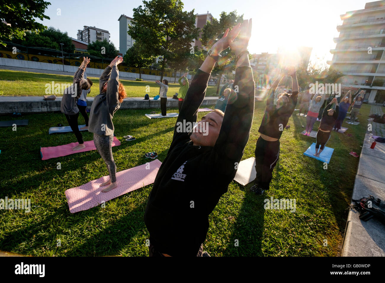 Outdoors yoga class Stock Photo - Alamy