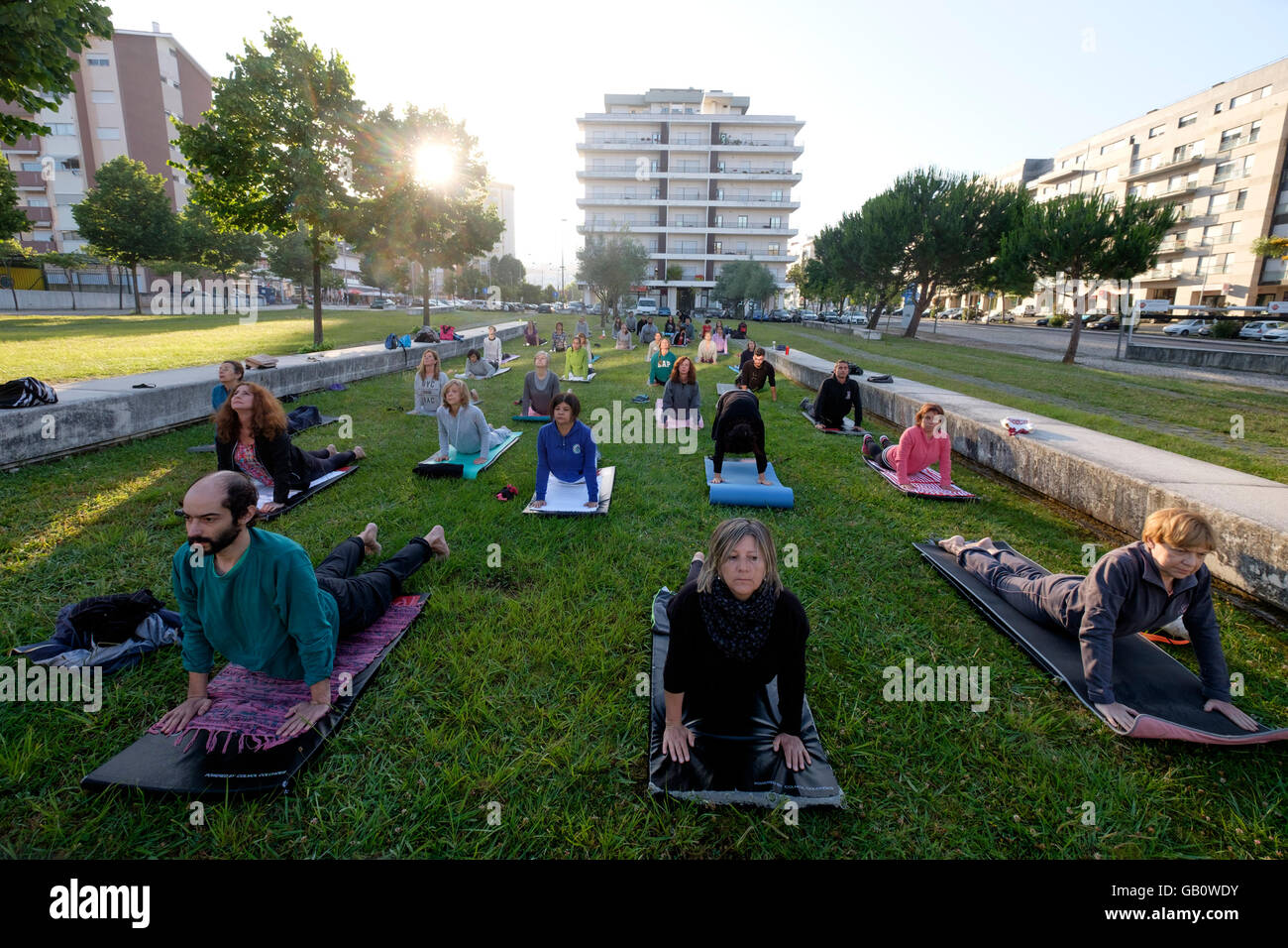 Outdoors yoga class Stock Photo - Alamy