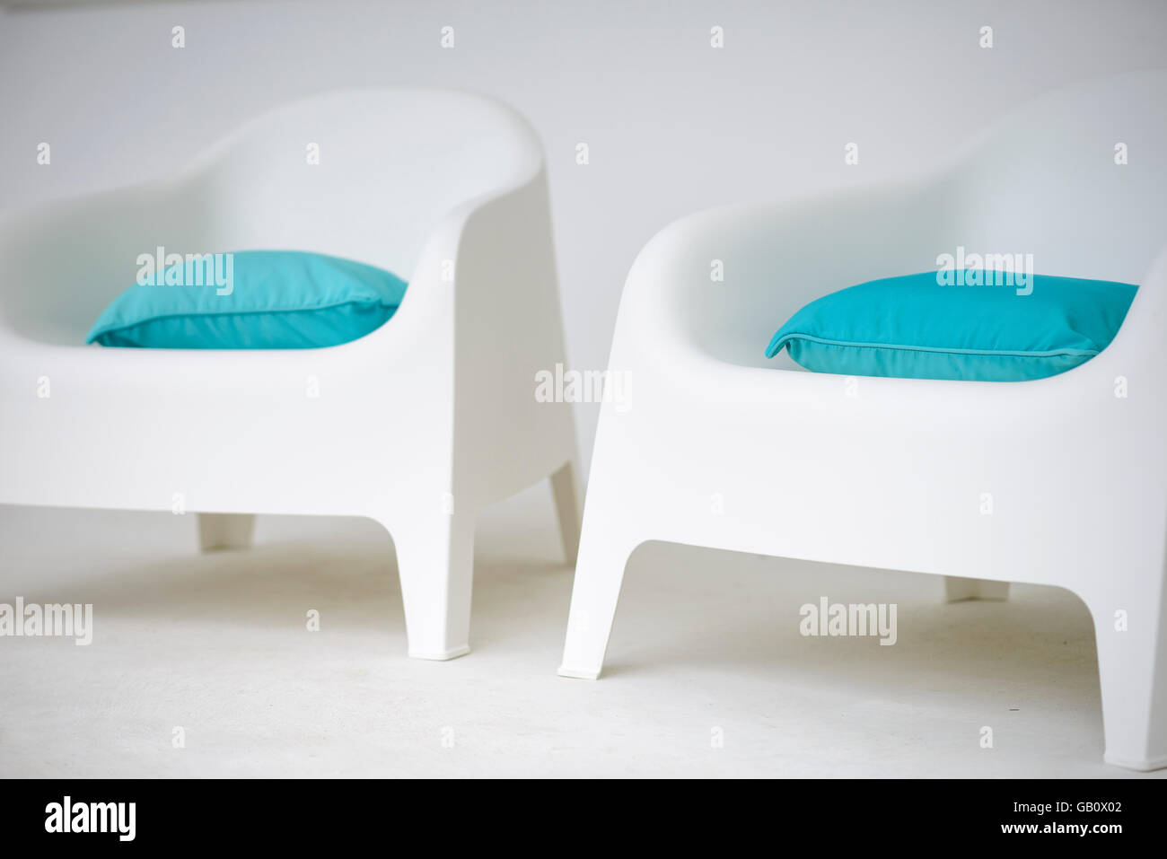 White plastic garden chairs hi-res stock photography and images - Alamy