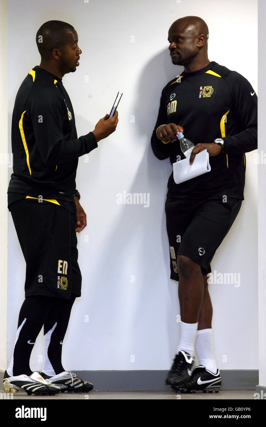 Milton dons coach eddie left ade mafe the fitness coach hi-res stock ...