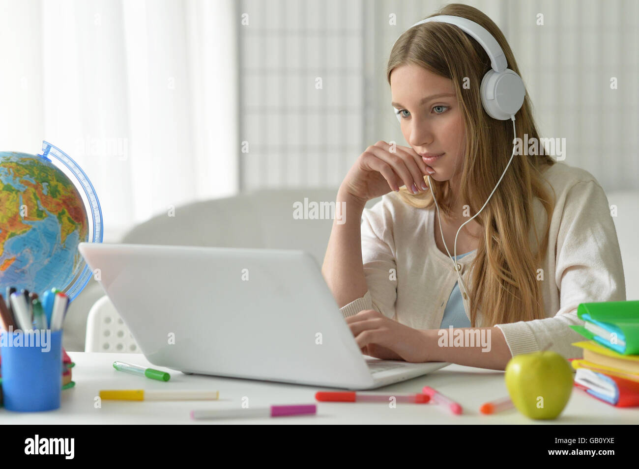 teenager girl using computer Stock Photo - Alamy