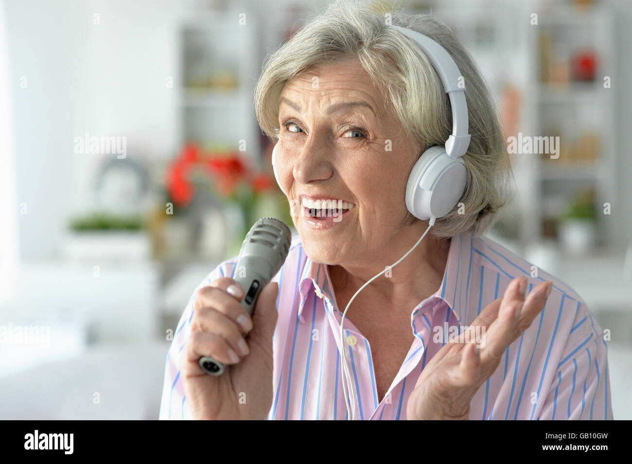 Grey haired mature singer hi-res stock photography and images - Alamy
