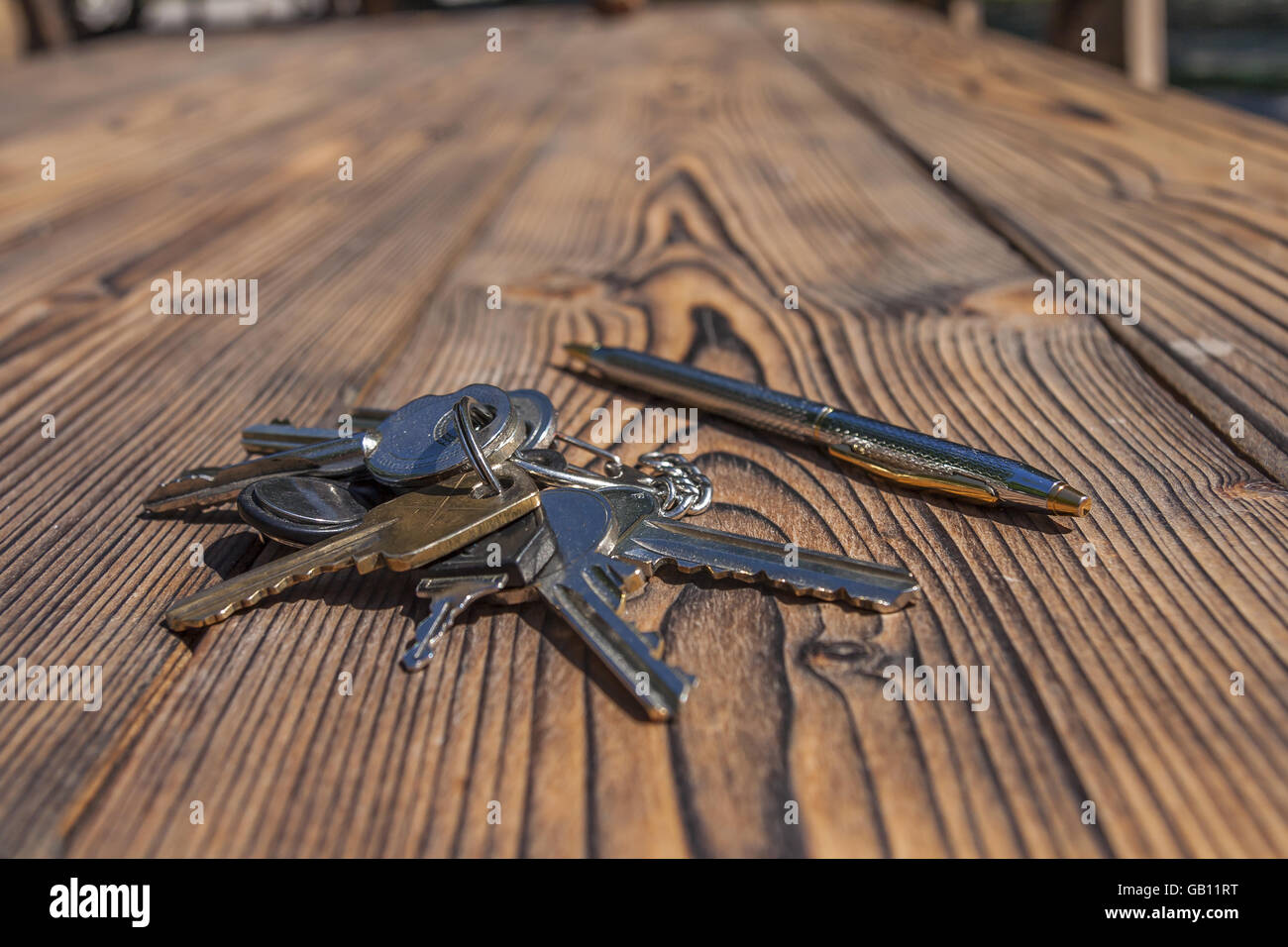 House keys pen on table hi-res stock photography and images - Alamy
