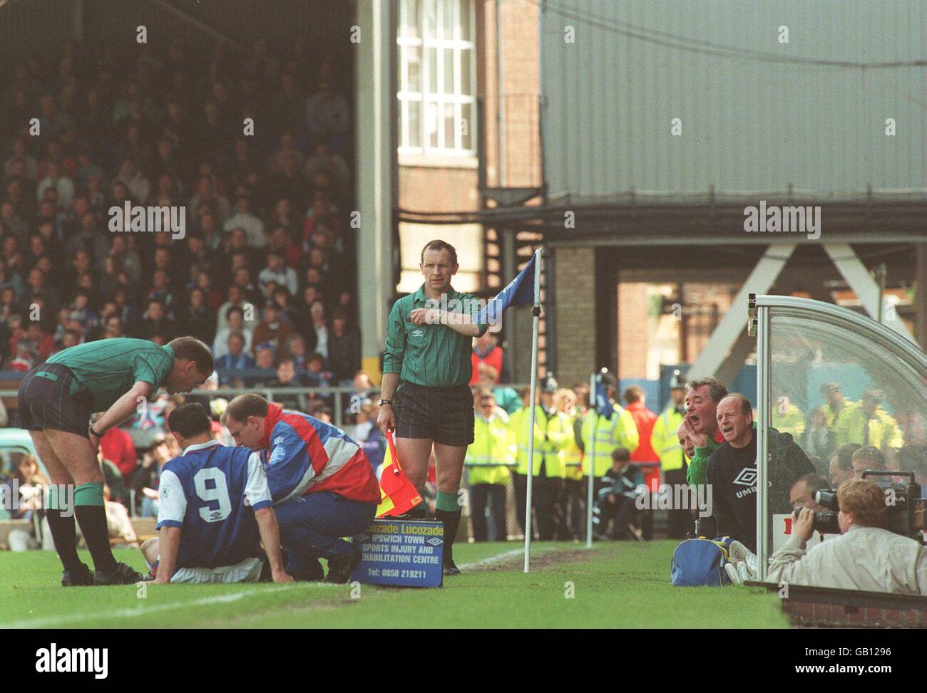 BRIAN CLOUGH NOTTINGHAM FOREST MANAGER SHOUTS AT INJURED SIMON MILTON ...
