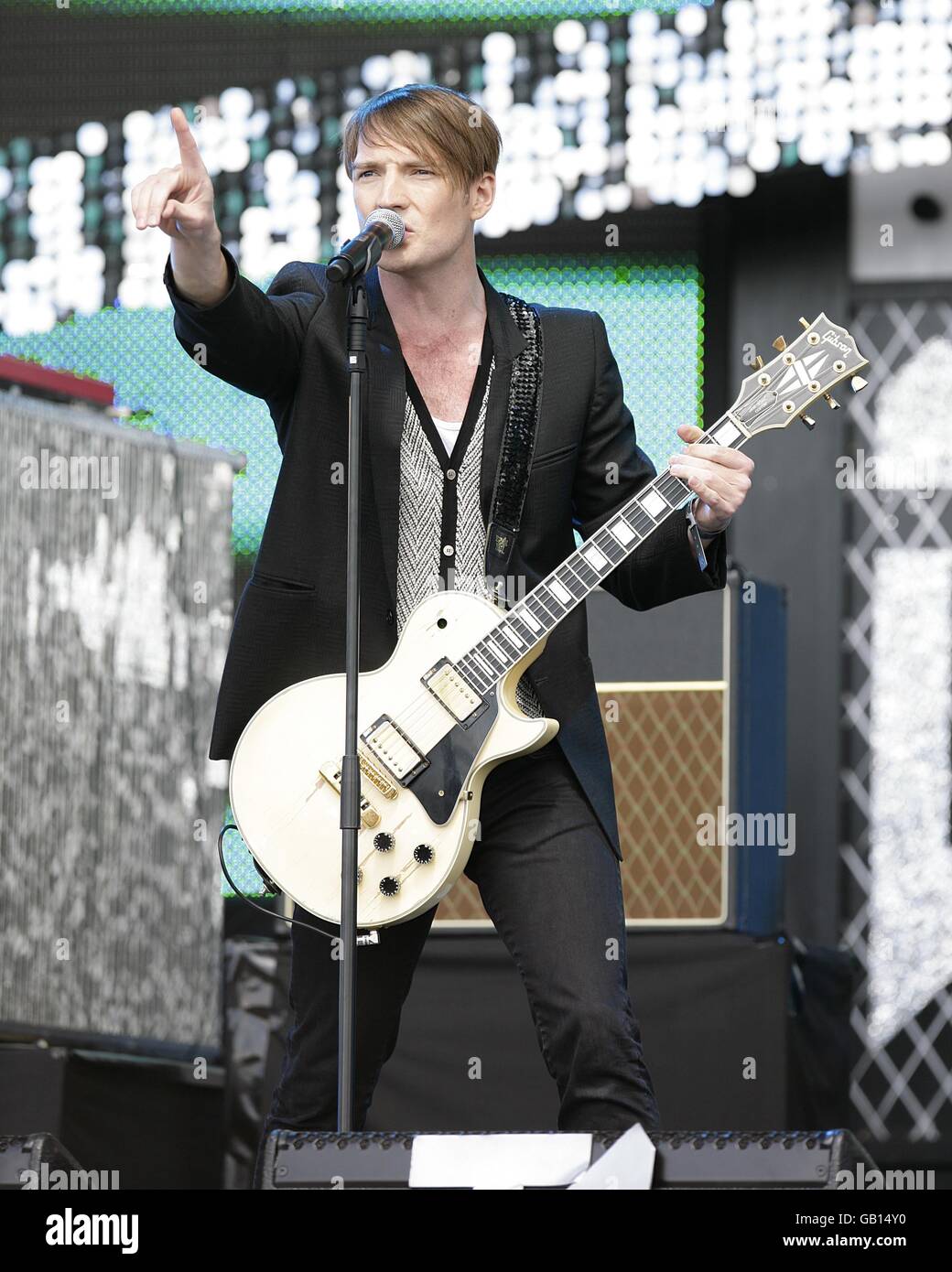 Dan gillespie feeling performs t on beach hi-res stock photography and ...