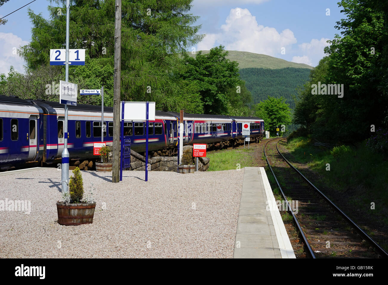 Scotrail commuter train leaving Upper Tyndrum rail station, Tyndrum ...