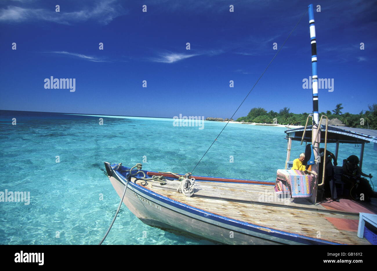 Maldives dhoni boat on island hi-res stock photography and images - Alamy