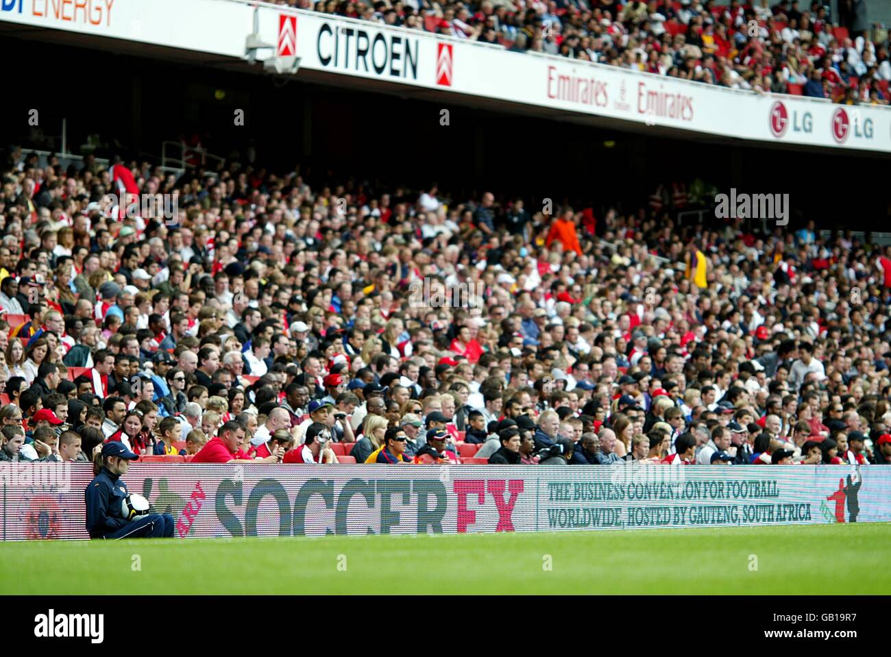 Emirates stadium fans hi-res stock photography and images - Alamy