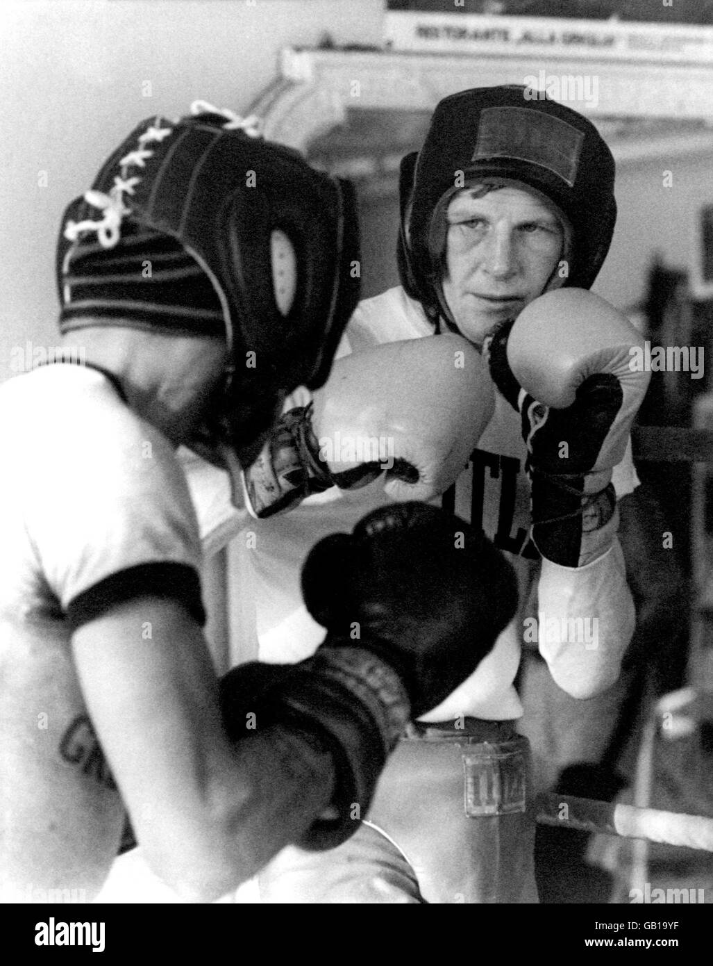 Boxing - World Lightweight Championship - Jim Watt v Sean O'Grady - Jim ...