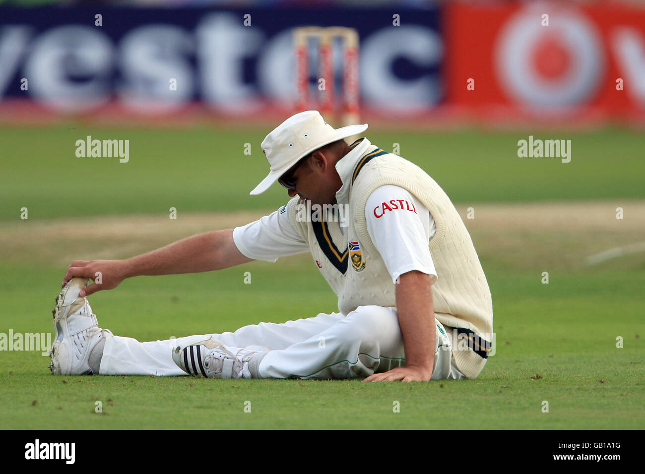 Cricket day one 1 stretching hi-res stock photography and images - Alamy