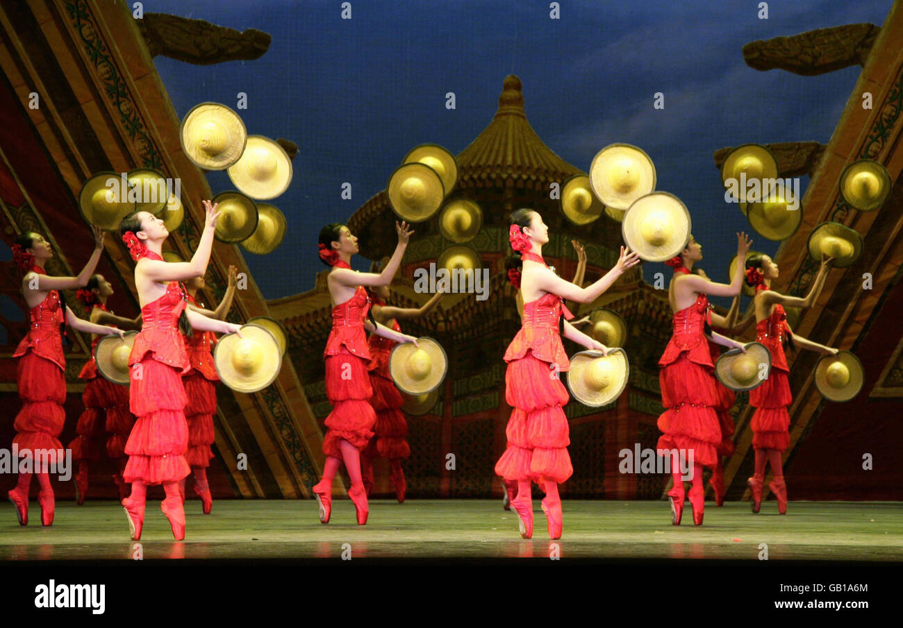 Members of the guangdong acrobatic trope of china hi-res stock ...