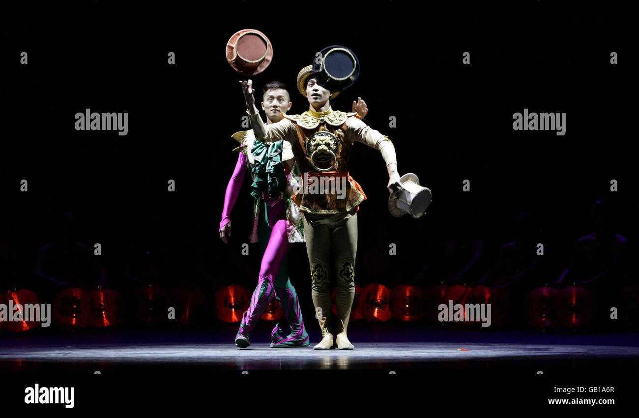 Members of the guangdong acrobatic trope of china hi-res stock ...