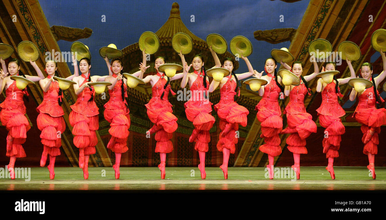 Members of the guangdong acrobatic trope of china hi-res stock ...